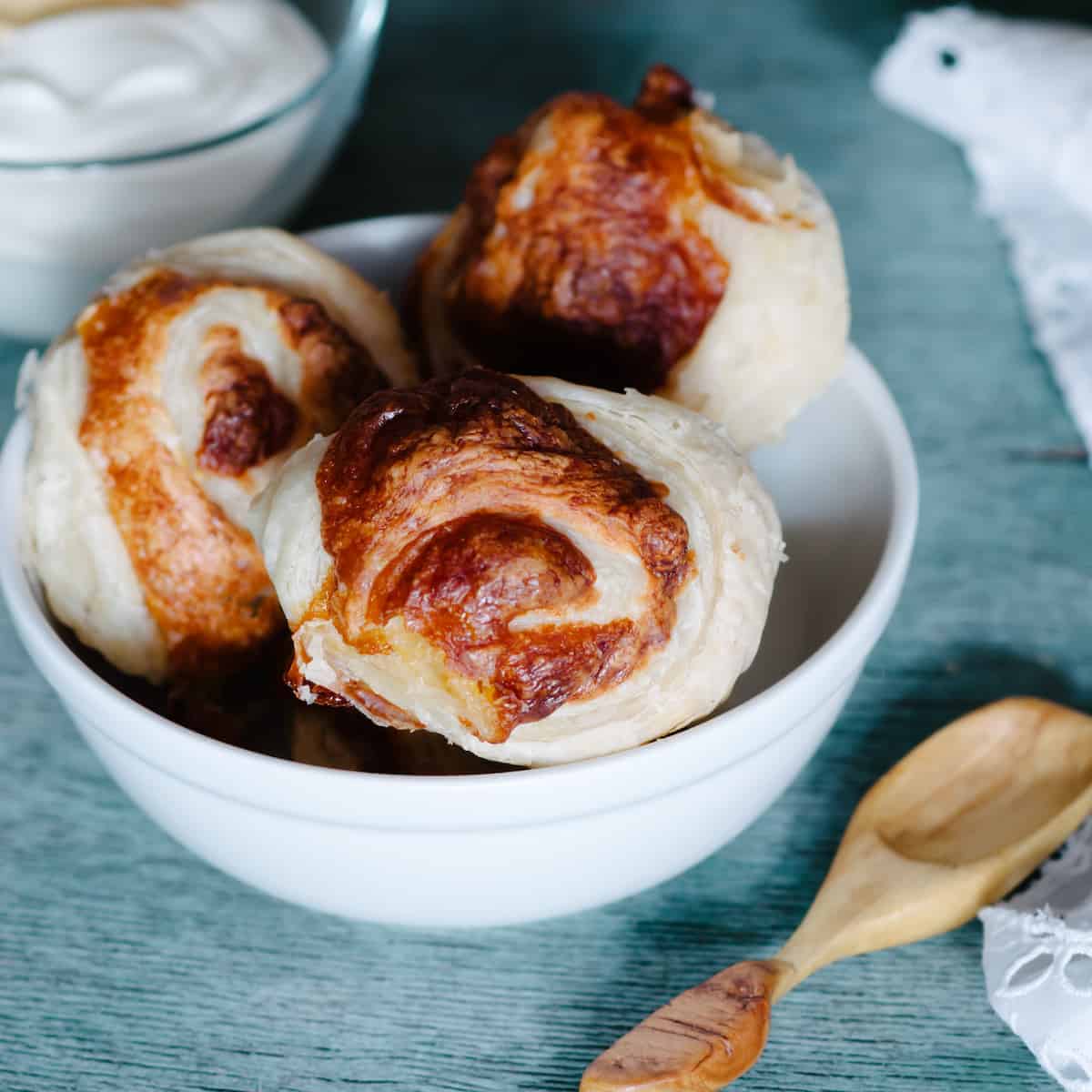 Easy Cheese Pinwheels Rolls with Tomato, Basil and Garlic